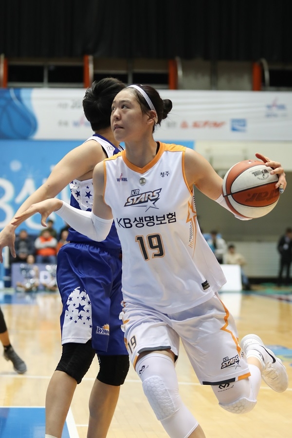 [S코어북] '박지수 더블더블' KB, KDB생명에 승리..'선두 등극'