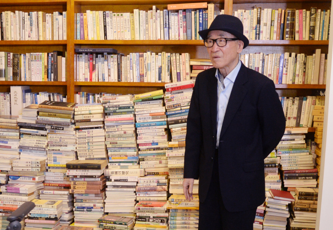 [Photo News] Poet Ko Un's library reproduced, revealed to public