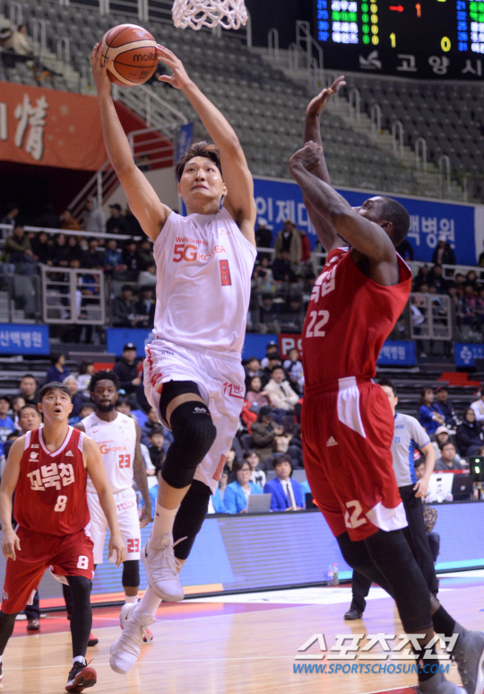 [포토] 안영준, 골밑이 비었다!