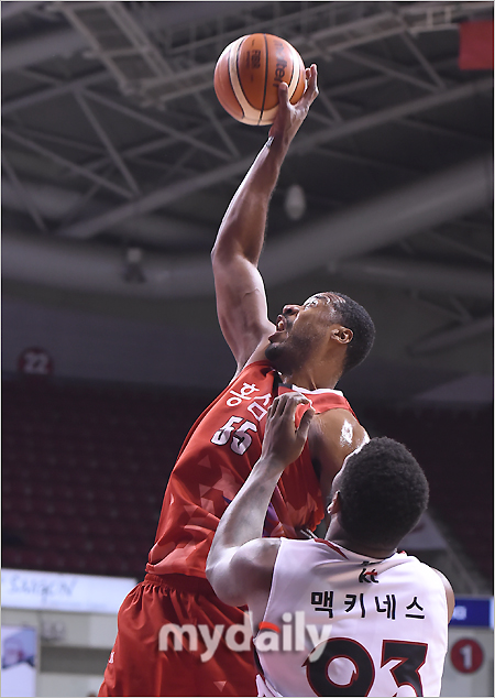 '3쿼터 38점 폭발' KGC, KT 10연패 빠뜨려