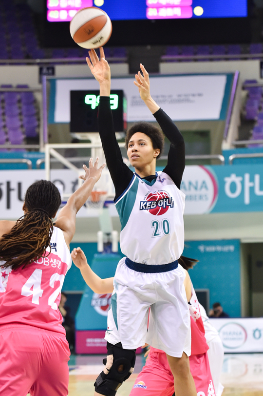 압도적인 차이 보인 KEB하나은행, KDB생명 꺾고 2연패 탈출