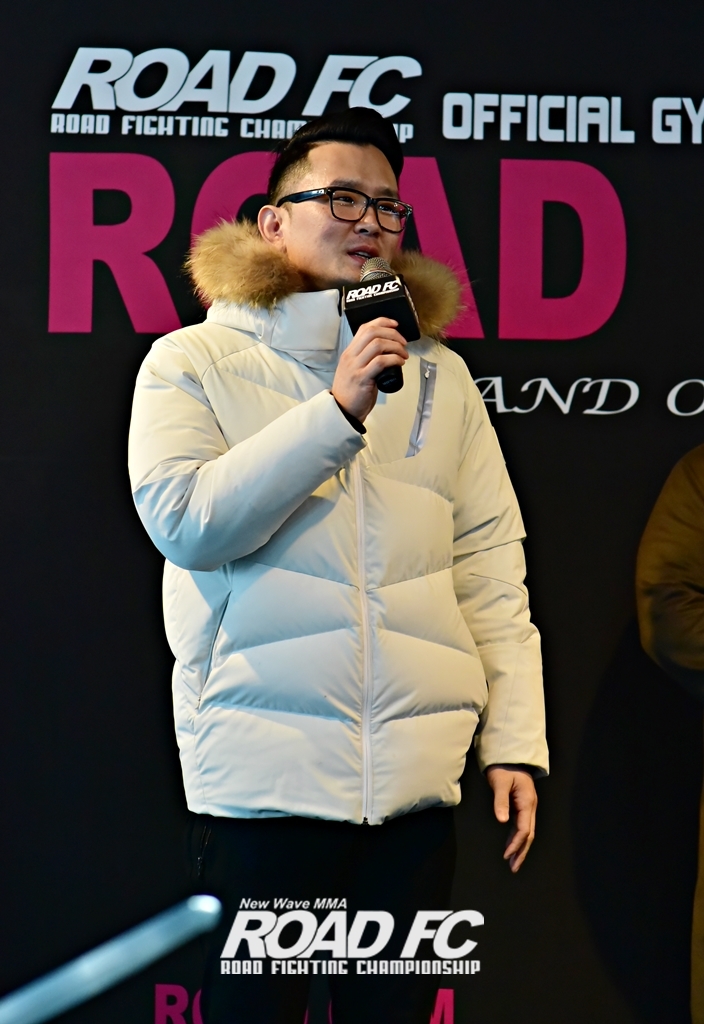 ROAD FC 오피셜짐 개관식서 인사말하는 '무패파이터' 개그맨 윤형빈