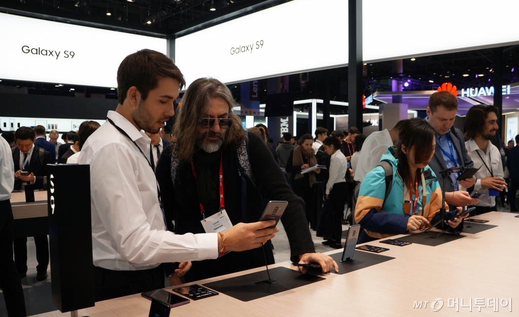 [사진]'갤럭시S9' 써볼까?..줄지은 MWC 방문객