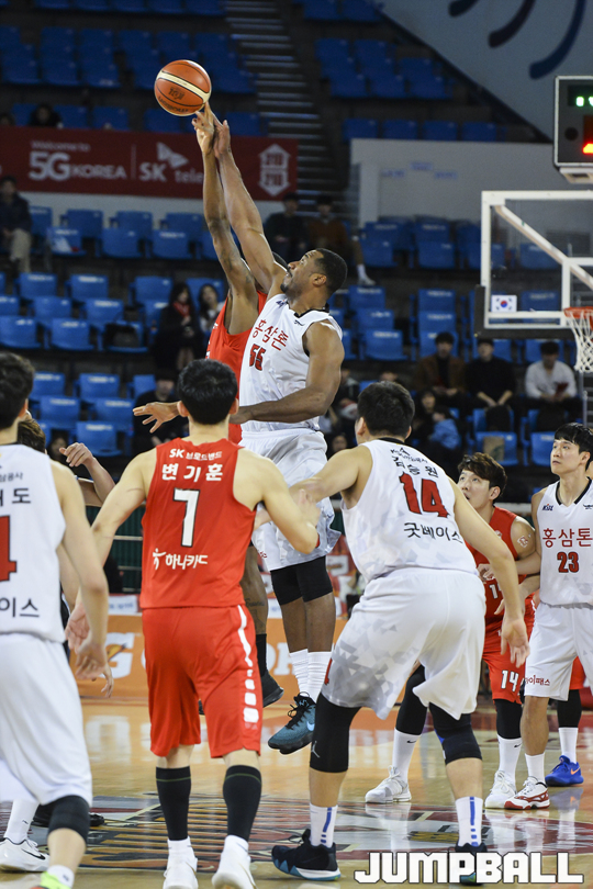 [JB포토] 서울 SK와 안양 KGC의 경기 시작 '점프볼'