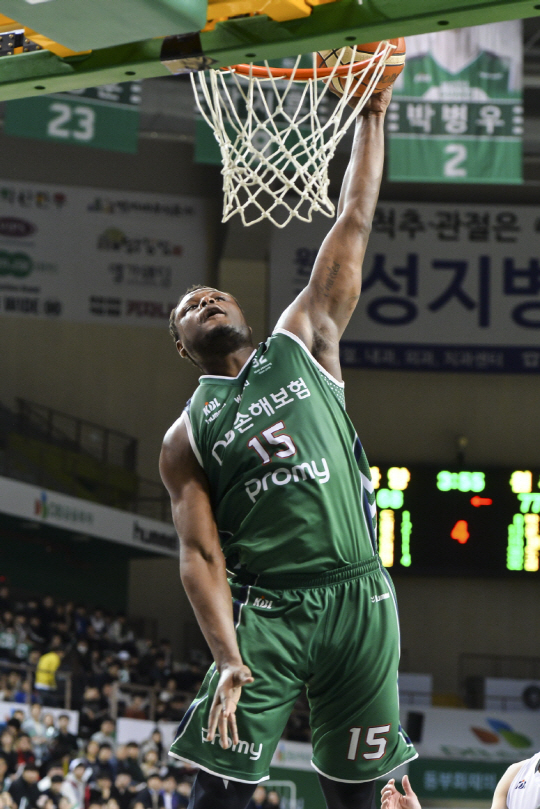 DB, KGC 꺾고 매직 넘버 '1'.. KCC도 승리