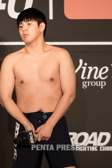 [포토] 체중오버가 미안한 엄태웅 - XIAOMI ROAD FC 046 계체 (49)