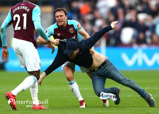 [EPL ISSUE] '안방에서..' 웨스트햄 두 번 울린 최악의 관중 난입..징계 예고