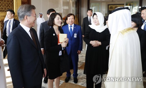 아랍에미리트 도착한 문 대통령 내외