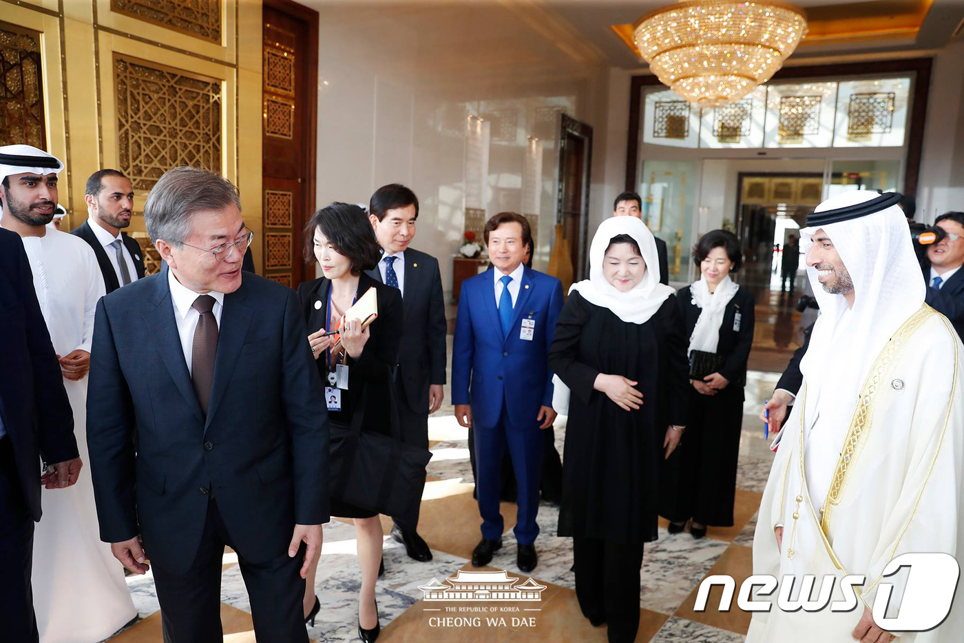 아랍에미리트 도착한 문재인 대통령 내외