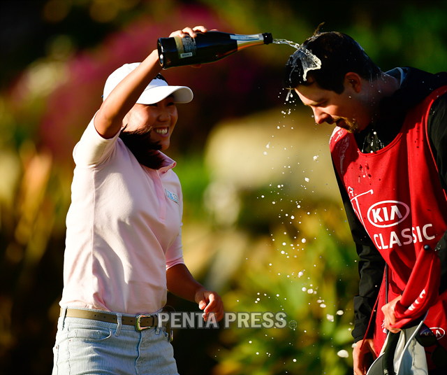 [포토] 샴페인 세례 받는 캐디 - 2018 LPGA KIA 클래식 (33)