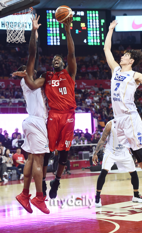 '76.2% 확률 잡았다!' SK, KCC에 역전극..1465일만의 PO 승