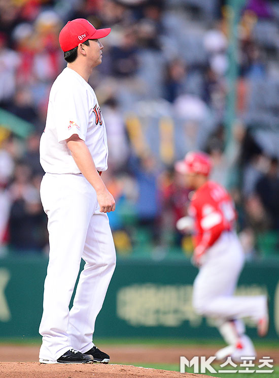 문승원 '솔로포 허용, 아쉽다' [MK포토]