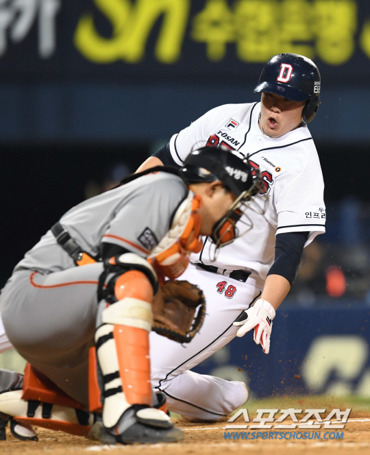 [포토] 두산 김민혁 '송구보다 빠르게'