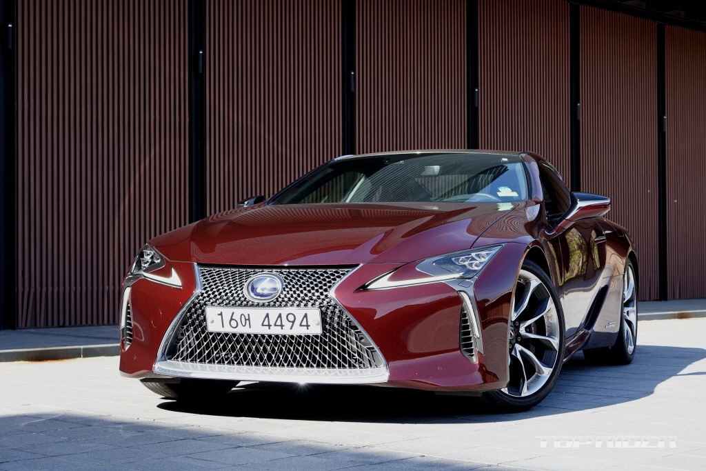 [시승기] 렉서스 LC500h, 구입 가능한 미래 스포츠카 | 탑라이더