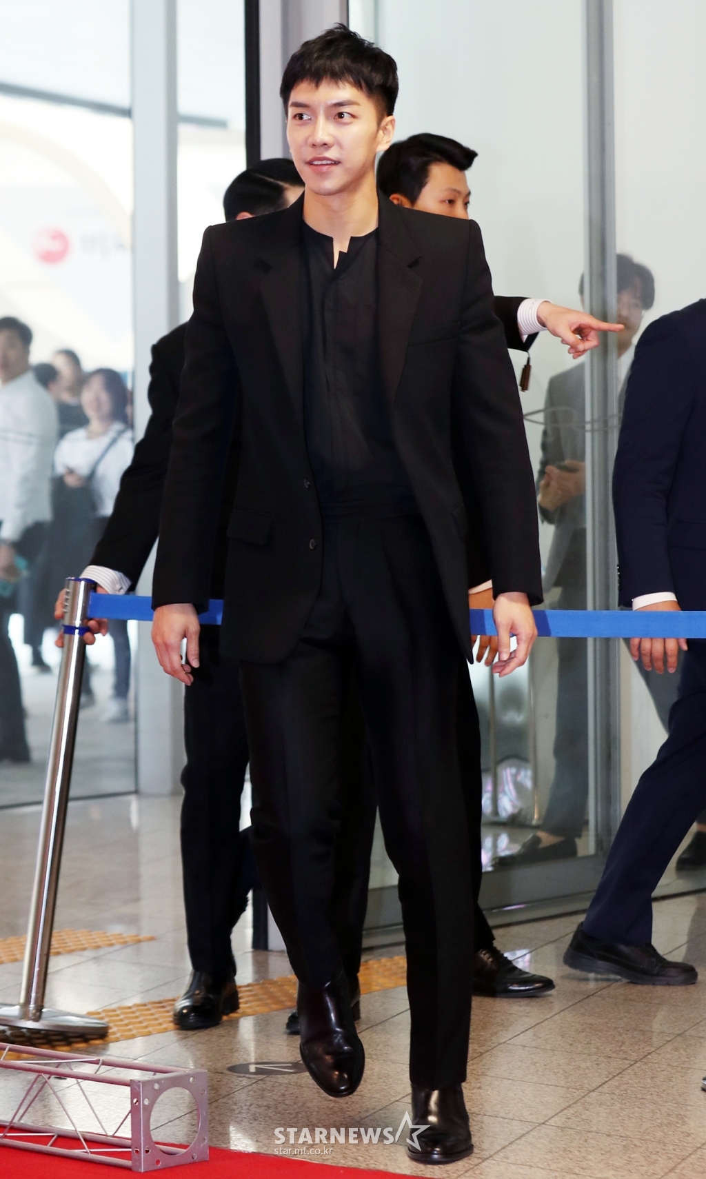 Lee Seung-gi 'emerged to make Dong Dae Moon shake'