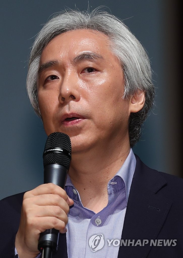 질문에 답하는 김대진 원장