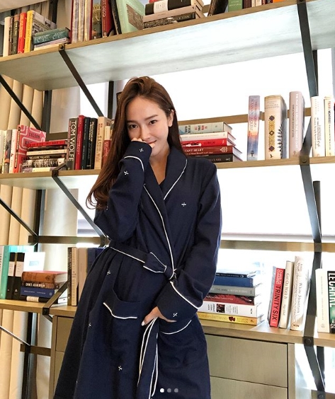 Jessica , a pure visual with a long straight hair