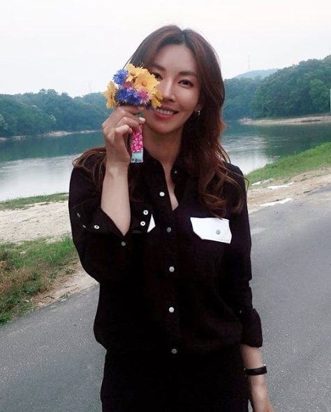 Kim So Yeon High Quality Beautiful Look Lee Sang Woo Is A Crush With Flowers Also Dazzling