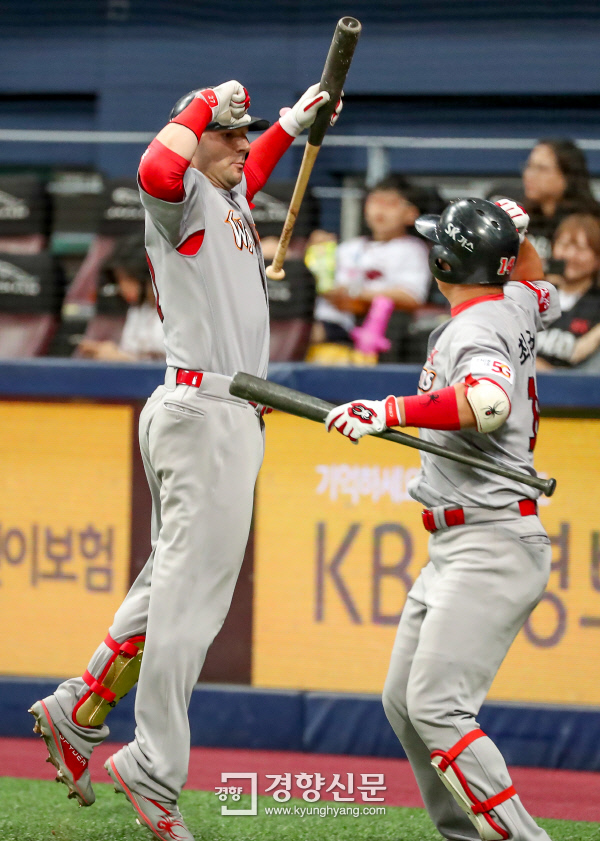 [경향포토] 역전 스리런 로맥