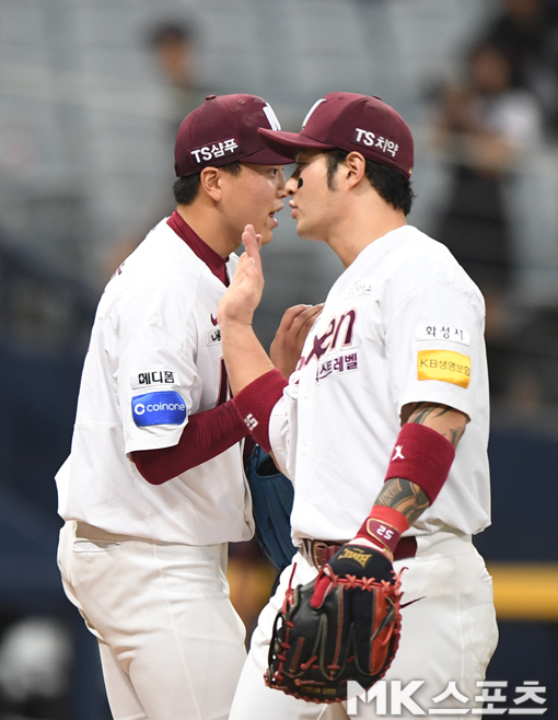 박병호-이승호 '역전승에 신나는 하이파이브' [MK포토]