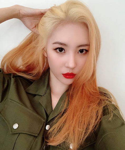 Sunmi , black hair golden hair transformation