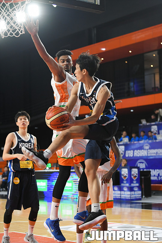 [JB포토] U18 이준희 '수비 유인하며 내주는 패스'