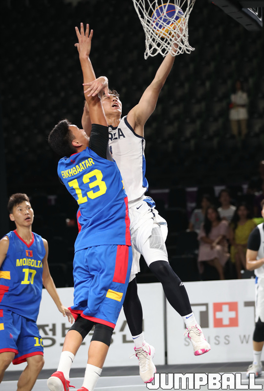 [18AG] 격력한 몸싸움을 뚫고 레이업슛을 던지는 '양홍석'