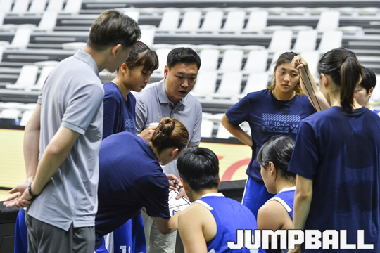 [JB포토] 작전을 지시하는 KDB생명 이민우 감독