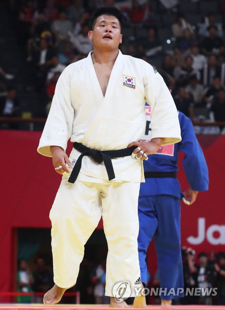 아쉬워하는 조구함