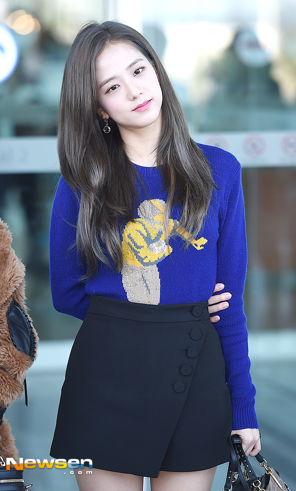 BLACKPINK JiSoo 'Girls with Blue Knits Good' (Airport Fashion)