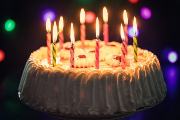 [디자인의 비밀] 생일 케이크에 촛불 장식이 있는 이유