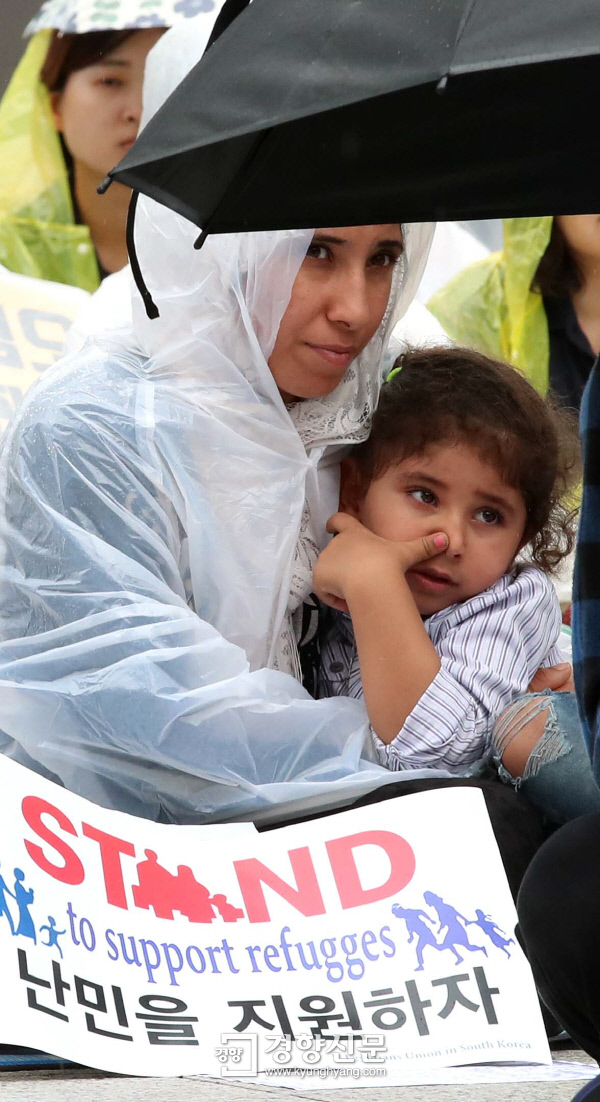 난민 구호 요청하는 외국인들 [경향포토]