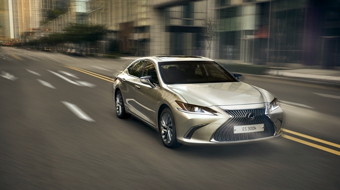 국민 하이브리드 세단 'ES300h', 내달 신형 출격