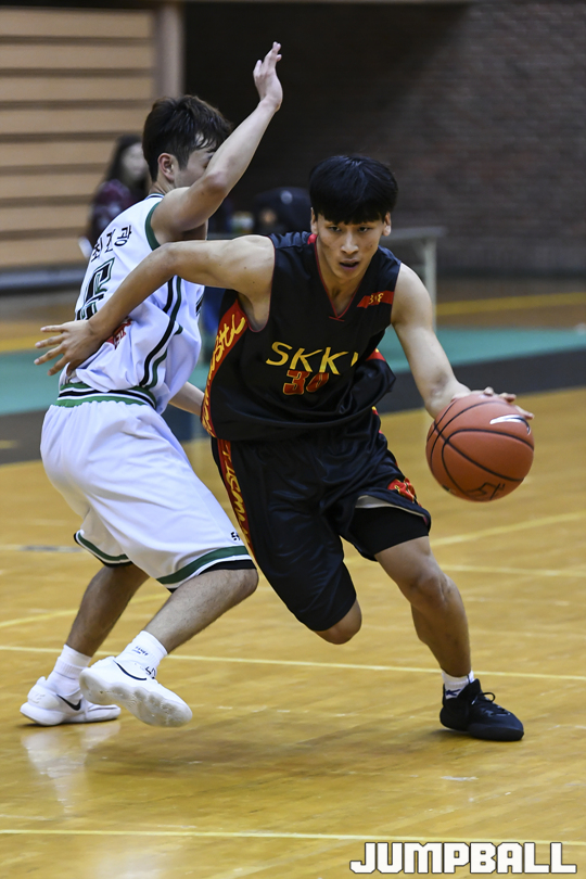 [JB포토] 성균관대 김수환 '저리비켜'