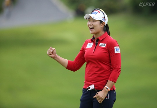 김아림, KLPGA 79개 대회 만에..박세리 인비테이셔널서 첫 우승