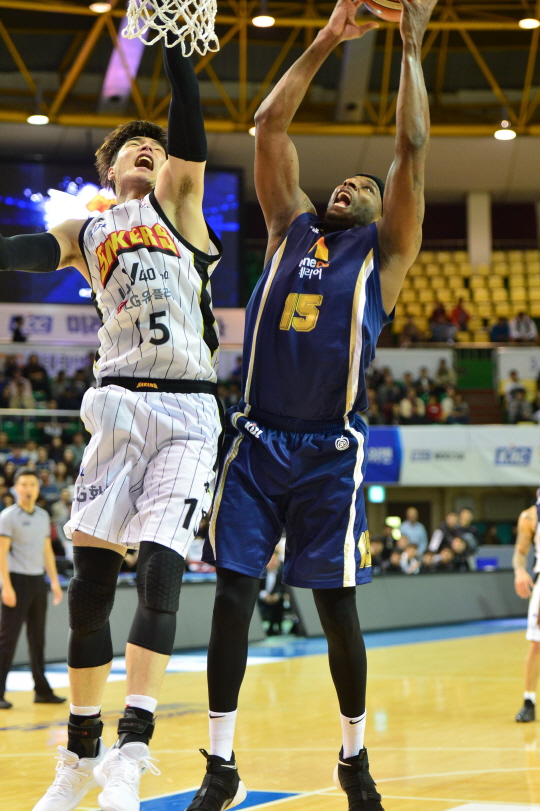 [BK Review] 브랜든 브라운 '31P 17R' KCC, LG 꺾고 개막전 승리 장식