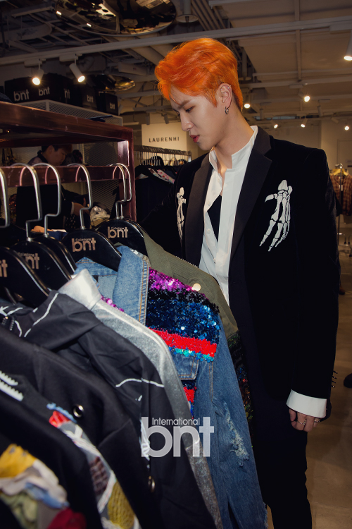 [bnt포토] 김동한 '우리 엄마한테 어울리는 옷이 어디 있을까~'