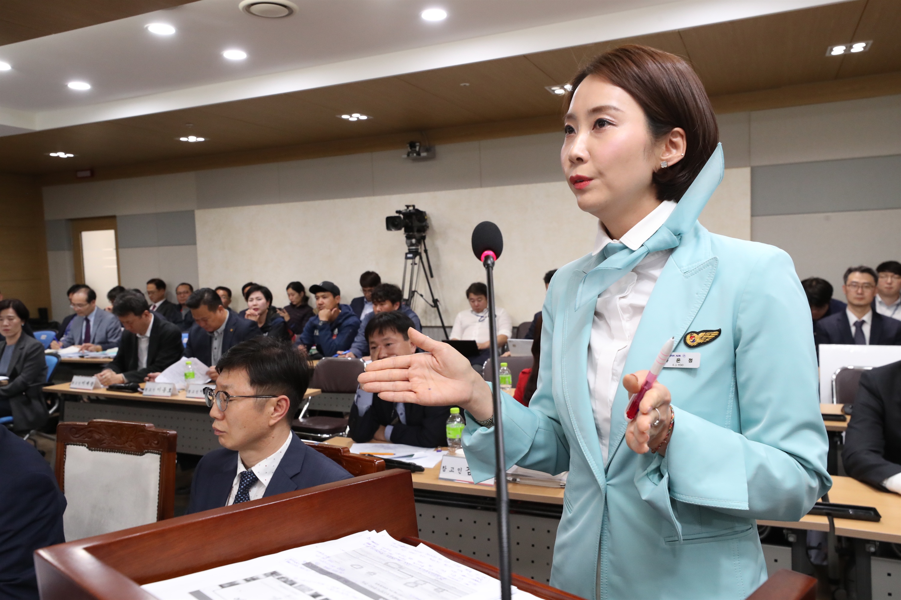 승무원복 입고 X자 포즈 트와이스 향한 이유있는 비판