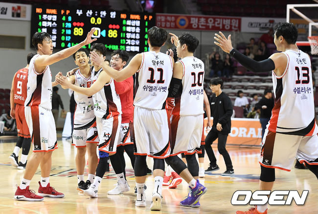 KT, KGC 상대로 3점차 승리 [사진]