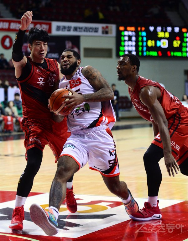 헤르난데즈 '위력적인 골밑 돌파~' [포토]