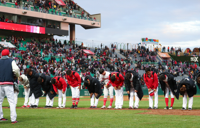 KBO, PO 5차전 입장권 9700장 현장 판매 실시 [PO5]