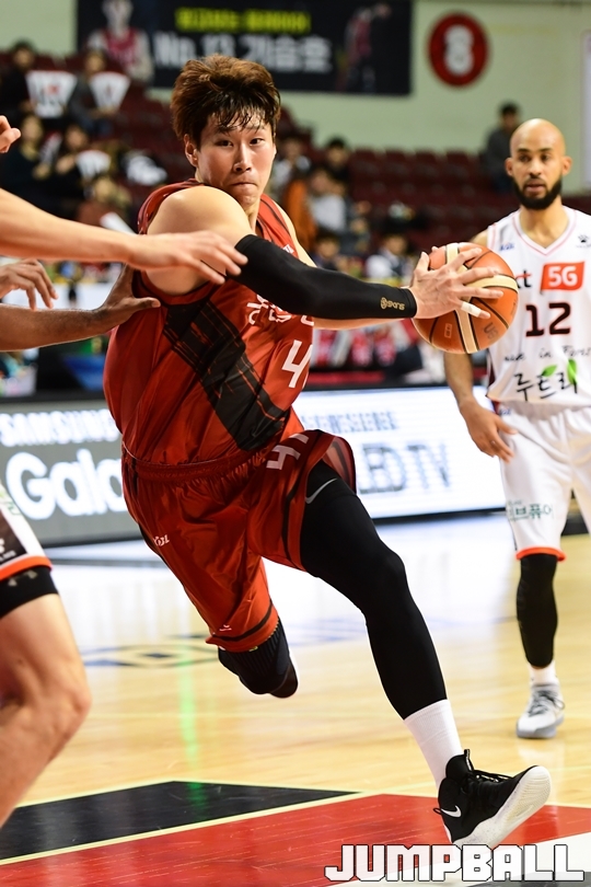 내외곽 모두 잡은 KGC, KT에 1R 패배 갚으며 공동 2위 등극