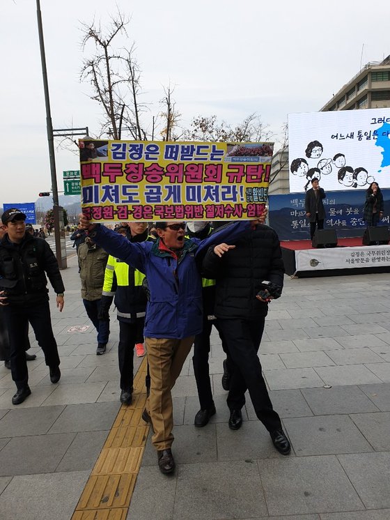 백두칭송위원회 김정은 위원장과 함께 하는 인민은 행복할 것