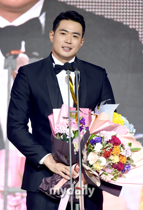 [MD포토] 김재환 '2018 KBO MVP'