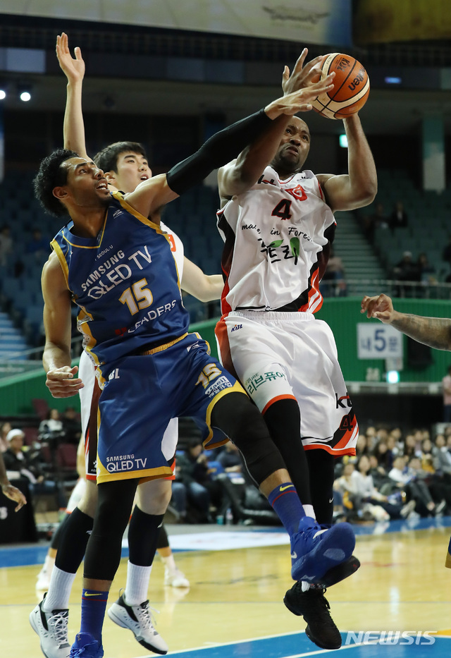 슛 시도하는 마커스 랜드리