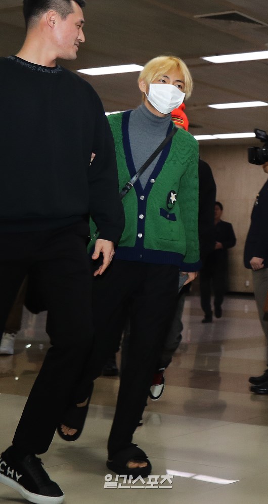 'BTS' V, The Mask obscures the face!!