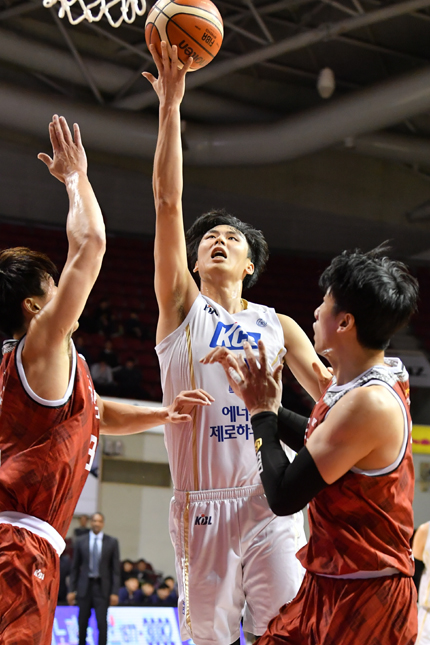 '이정현 33점 폭발' KCC, KGC 꺾고 3연패 탈출