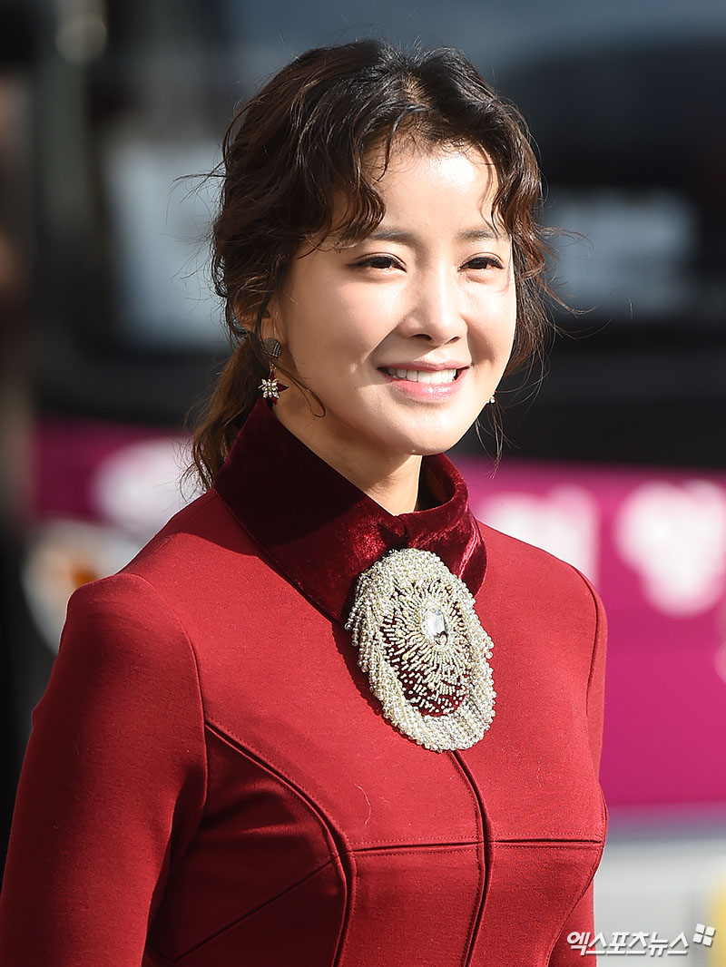 Lee Si-young 'lovely smiles to melt down winter Cold