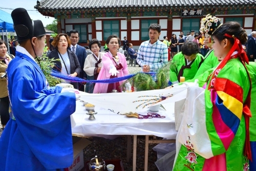 Sunchang to give W5m to newlyweds, W2m to college freshmen