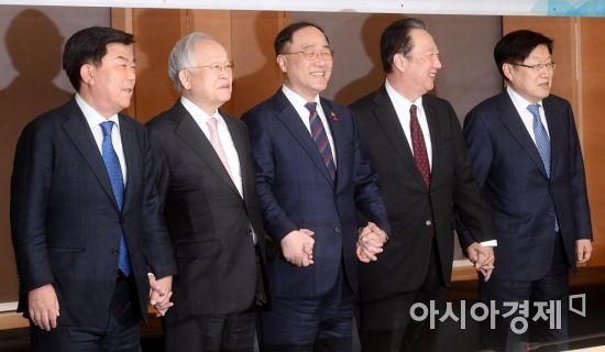 [포토] 경제단체장 만나 미소 짓는 홍남기 부총리